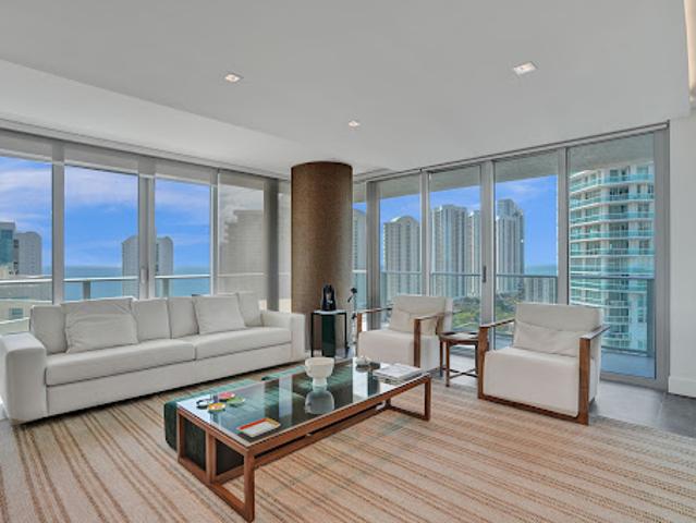 Apartment with pool