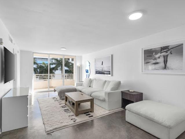 Apartment with pool