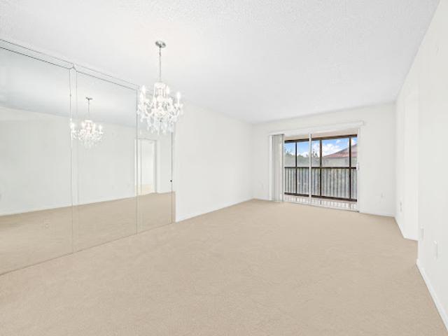 Apartment with pool