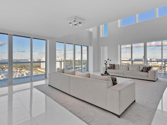Apartment with pool