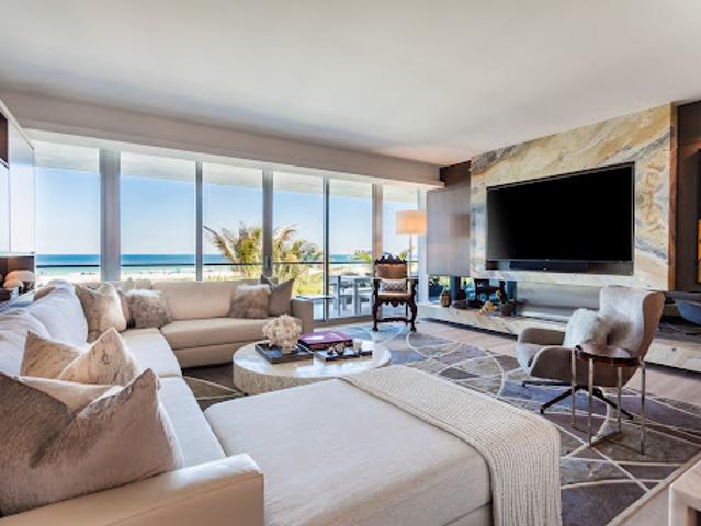 Apartment with pool