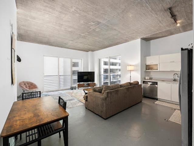 Apartment with pool