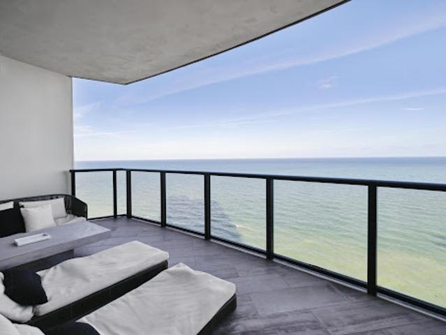 Apartment with pool