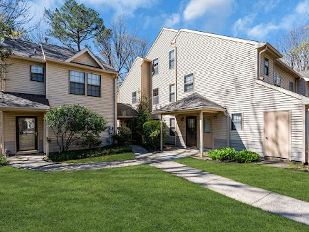 Apartment with pool