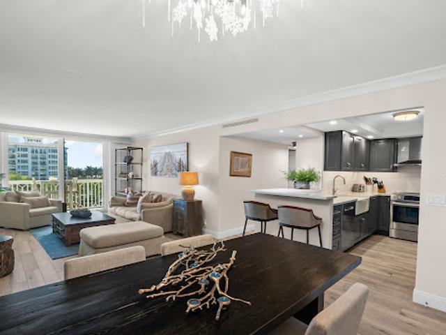 Apartment with pool