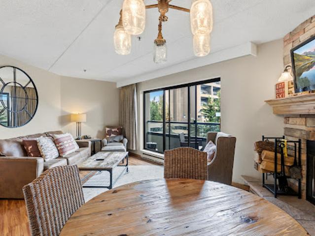 Apartment with pool