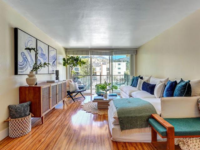 Apartment with pool