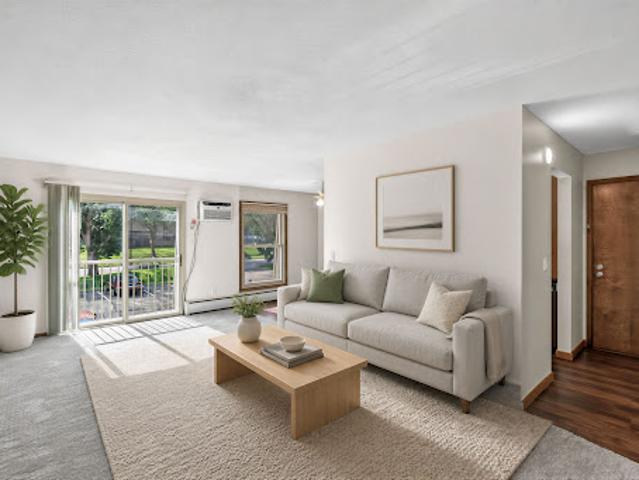Apartment with pool