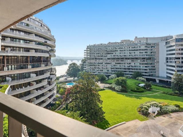 Apartment with pool