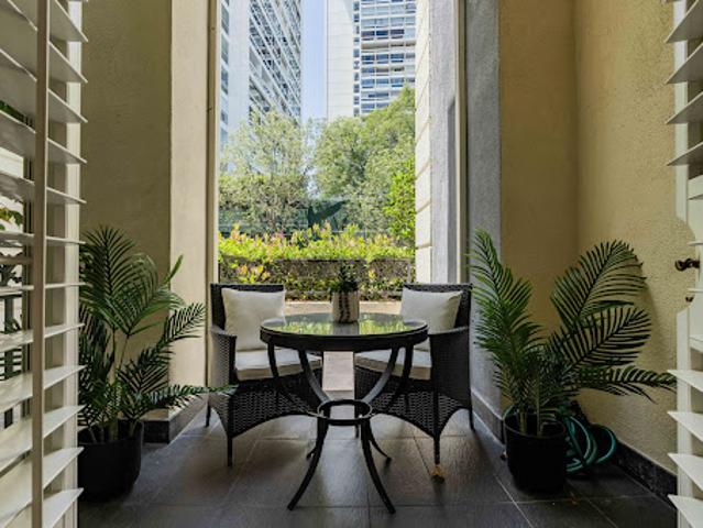 Apartment with pool