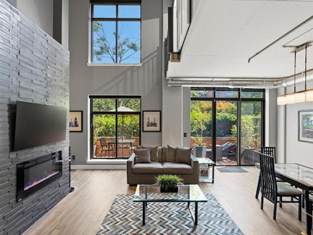 Apartment with pool