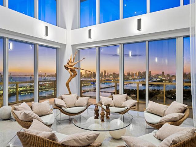 Apartment with pool