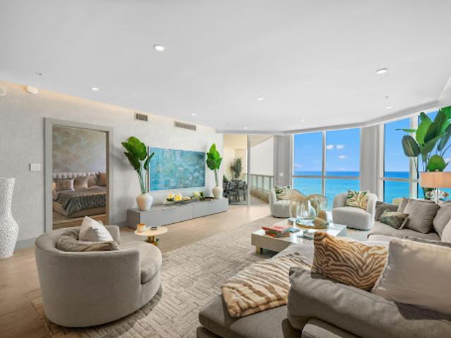 Apartment with pool