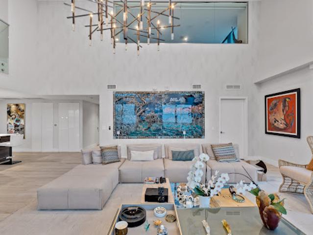 Apartment with pool