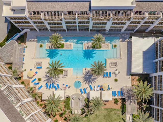 Apartment with pool