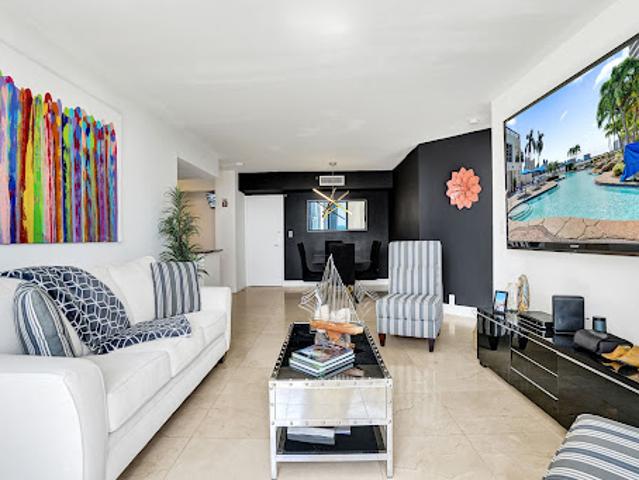 Apartment with pool