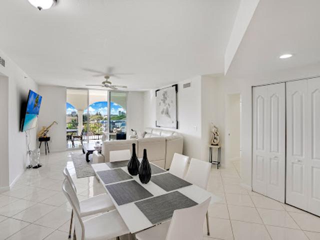 Apartment with pool