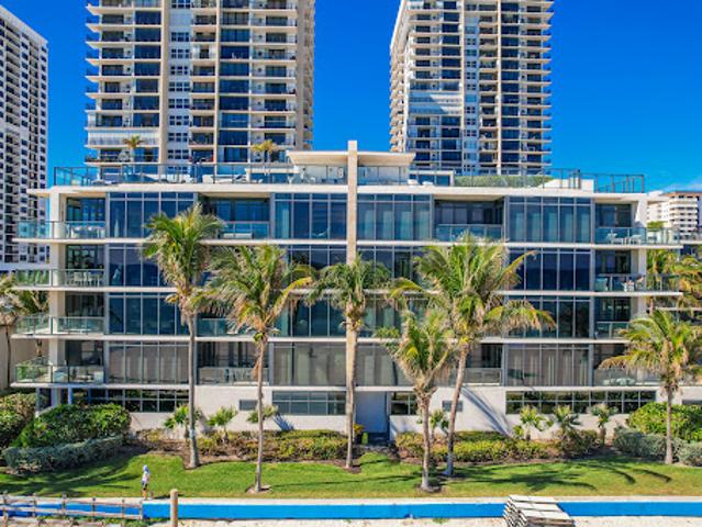 Apartment with pool