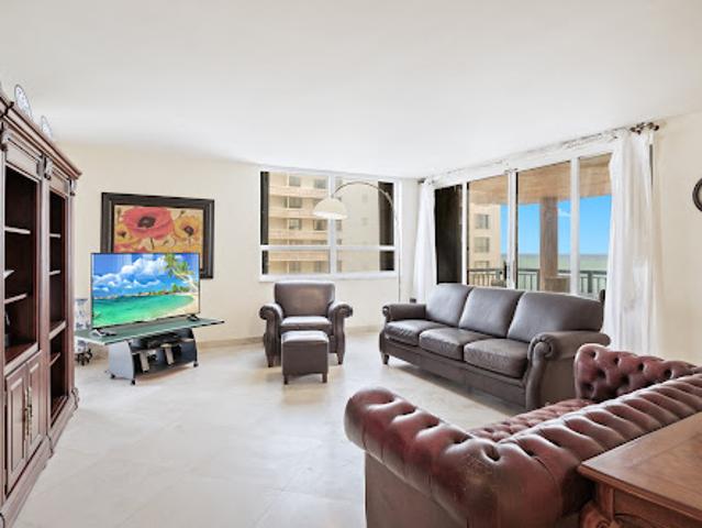 Apartment with pool
