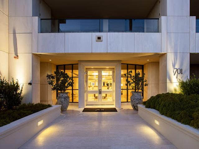 Apartment with pool