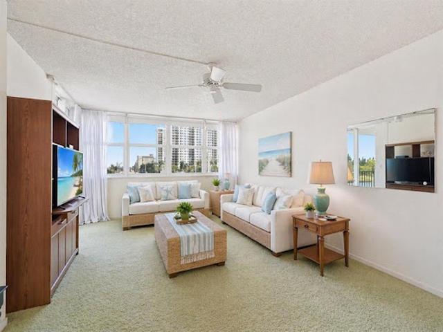 Apartment with pool