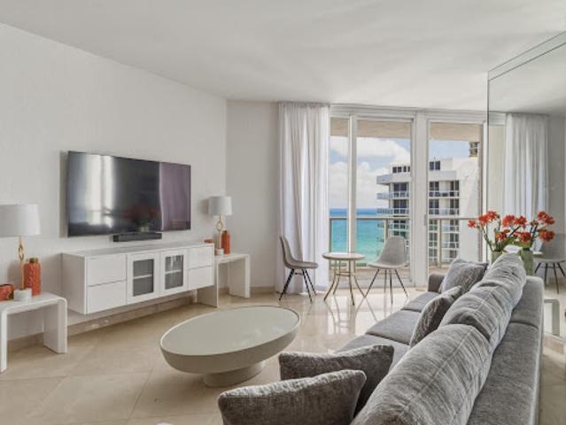 Apartment with pool