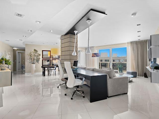 Apartment with pool