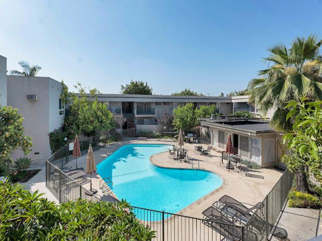 Apartment with pool