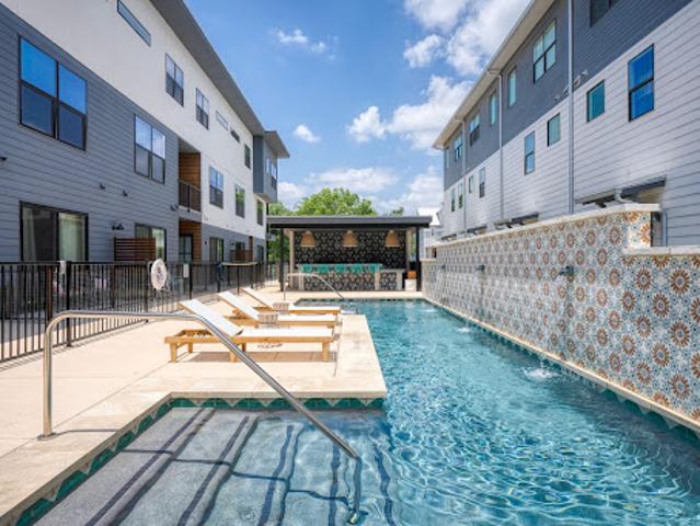 Apartment with pool
