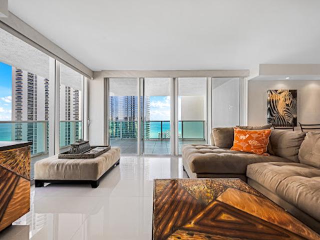 Apartment with pool