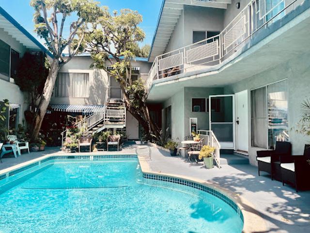 Apartment with pool