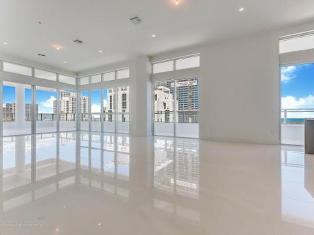 Apartment with pool