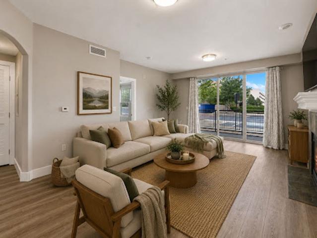Apartment with pool