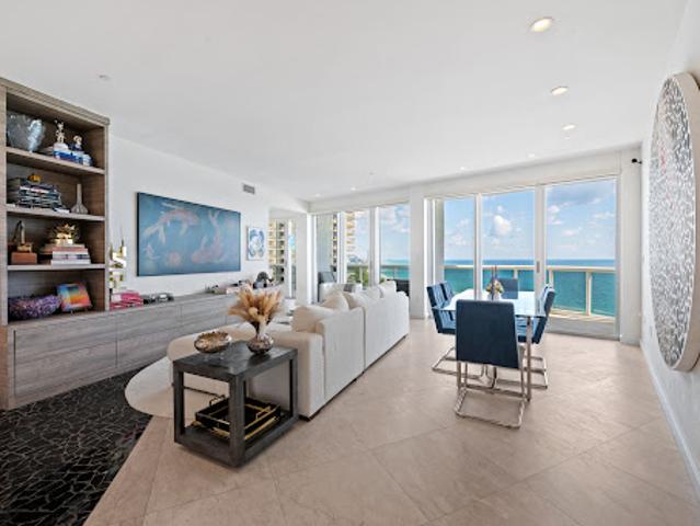 Apartment with pool