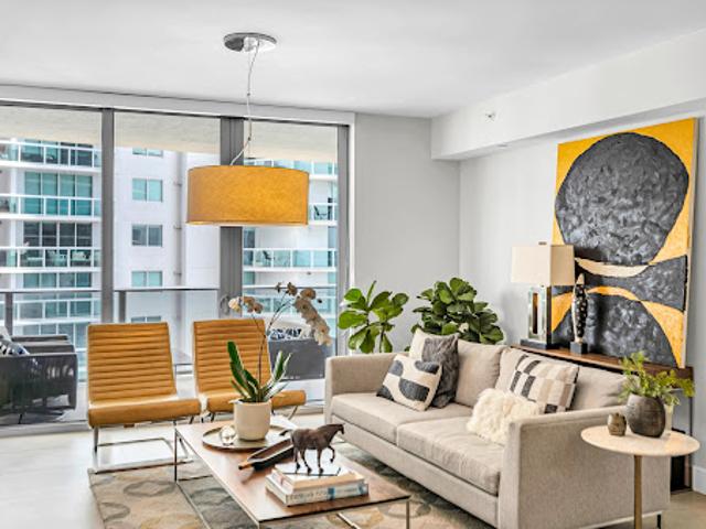 Apartment with pool