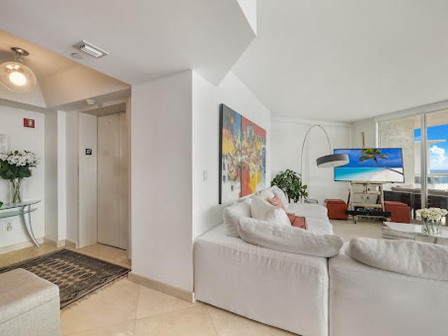 Apartment with pool