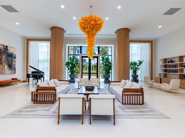 Apartment with pool