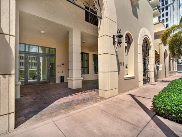 Apartment with pool