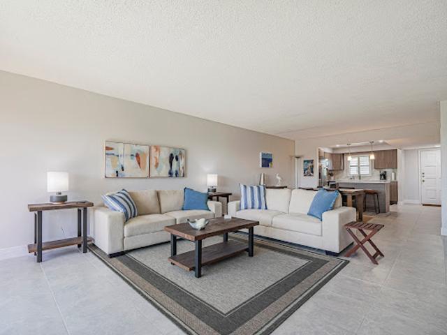 Apartment with pool