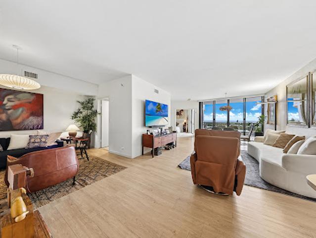 Apartment with pool