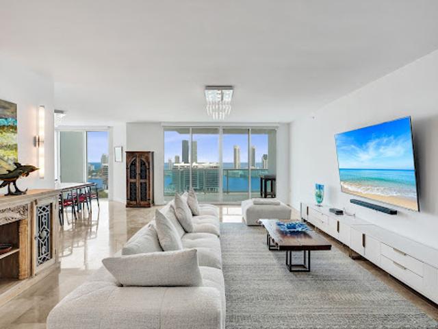Apartment with pool