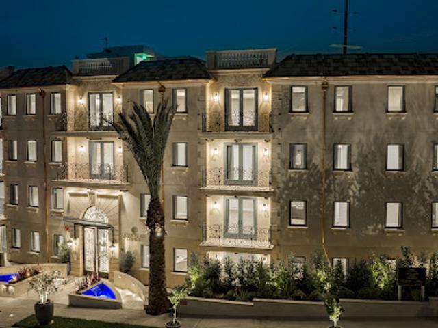 Apartment with pool