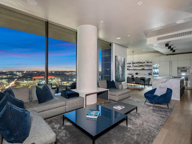 Apartment with pool