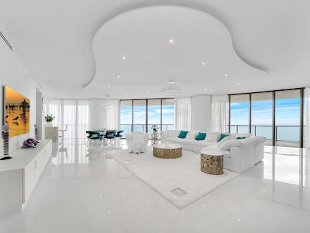 Apartment with pool