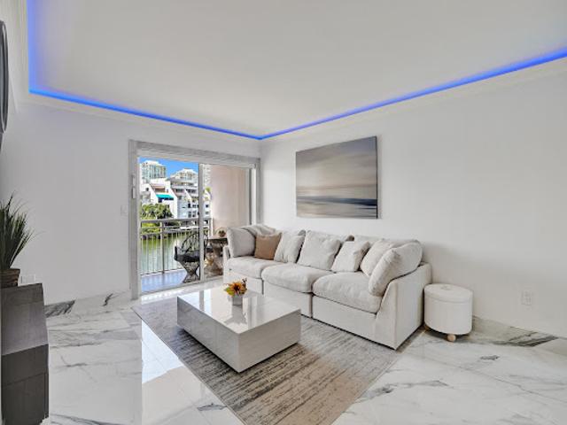 Apartment with pool