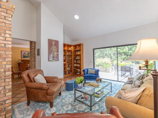Apartment with pool