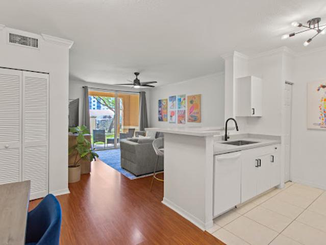 Apartment with pool