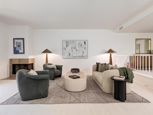 Apartment with pool