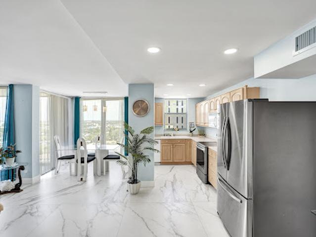 Apartment with pool