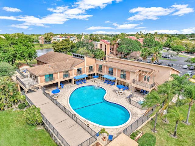 Apartment with pool